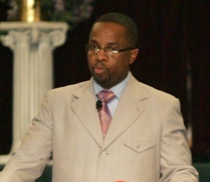 Pastor Who Banned Facebook Exposed in 3-Way Affair - Essence | Essence