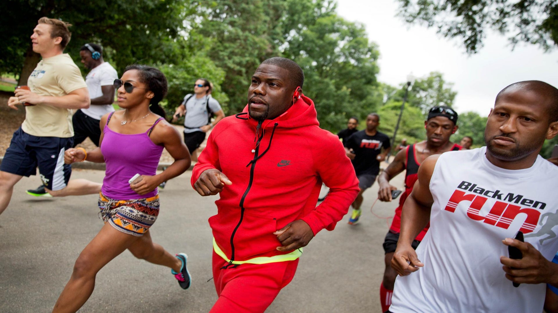 Kevin Hart Motivates Man to Finish Spontaneous 5K Run in Dallas - Essence