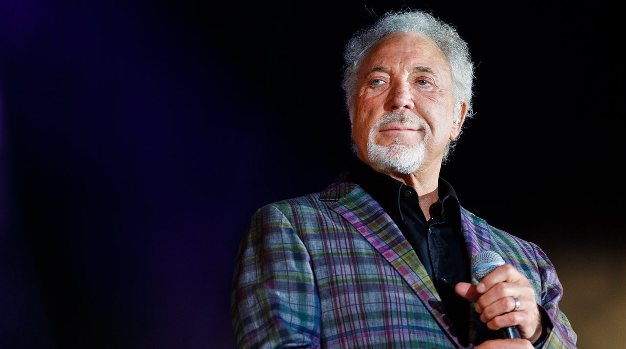 Tom Jones to Undergo DNA Testing to See if His Ancestors Are Black ...