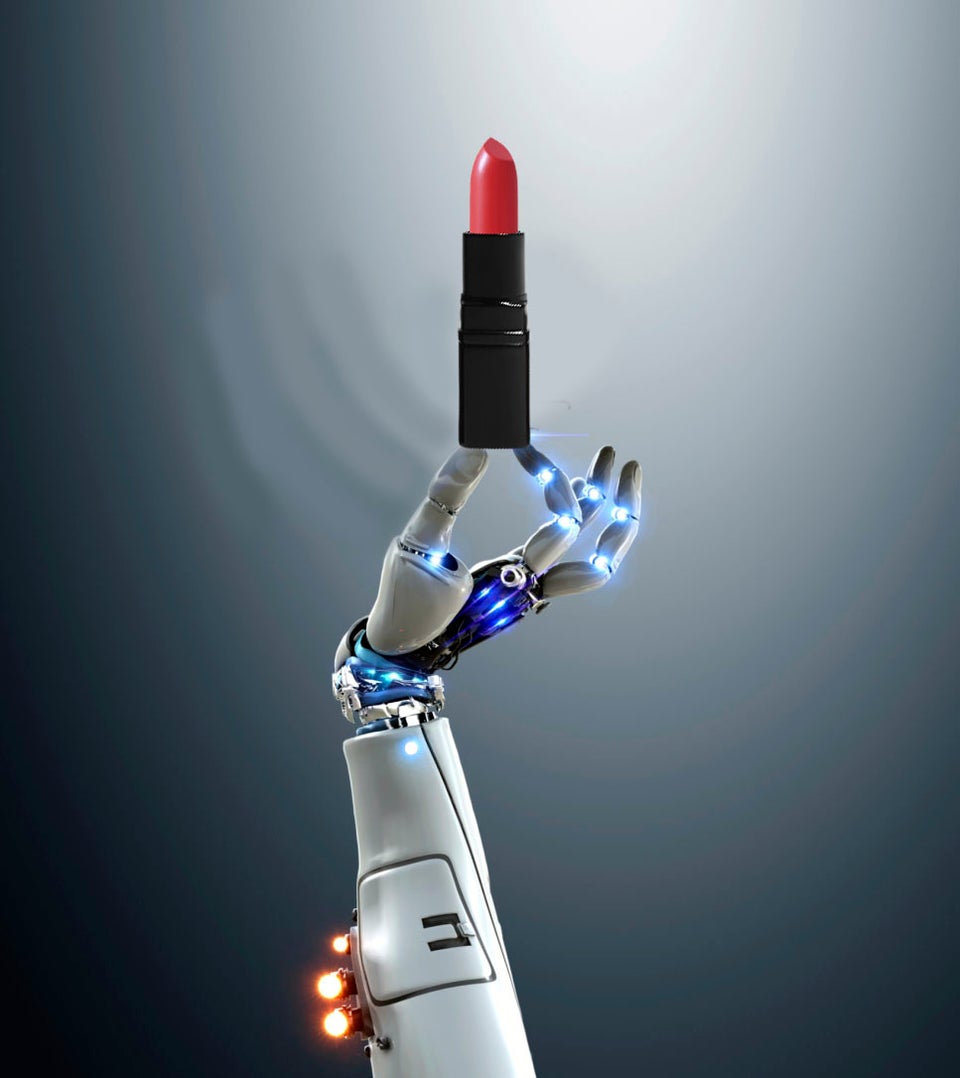 This Robot Can Help You Apply Your Lipstick - Essence
