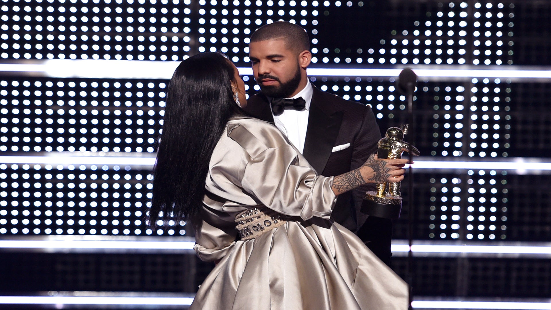 Rihanna and Drake Kissed In A Miami Club - Essence