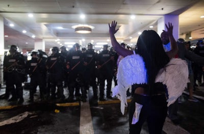 44 Harrowing Photos That Show The Pain & Hope Of The Charlotte Protests ...