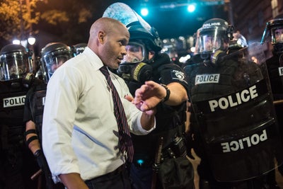 44 Harrowing Photos That Show The Pain & Hope Of The Charlotte Protests ...