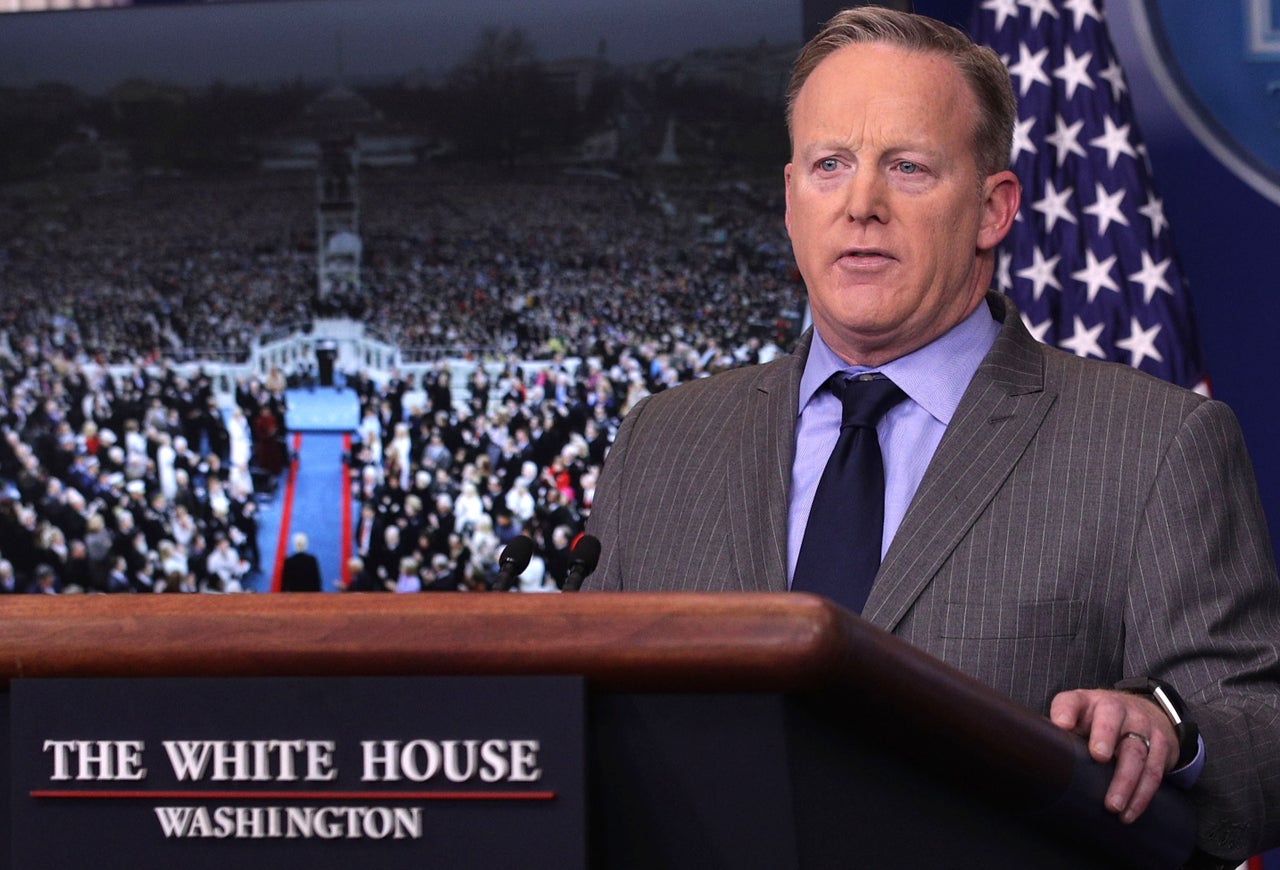 Sean Spicer Lies About Crowd Size In White House Press Conference ...