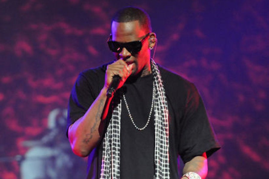 Over 10,000 People Have Signed A Petition To Get R. Kelly Dropped From ...