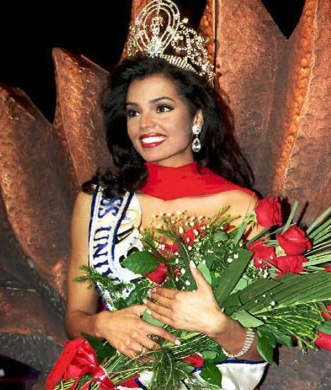 Former Miss Universe Chelsi Smith Loses Battle With Cancer At Just 45 ...