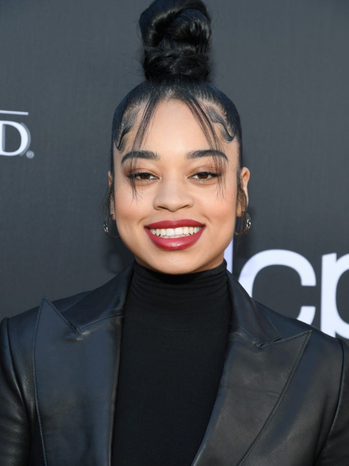 Ella Mai’s Gravity Defying Top Knot Wins The Red Carpet At The ...
