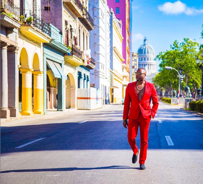 10 Photos Of Traveling Black Men To Make Your Holidays Bright - Essence