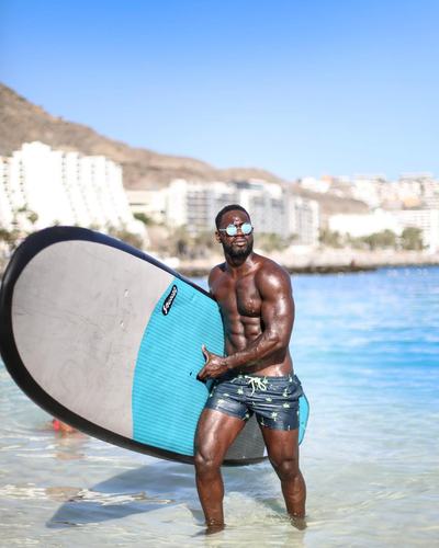 10 Photos Of Traveling Black Men To Make Your Holidays Bright - Essence