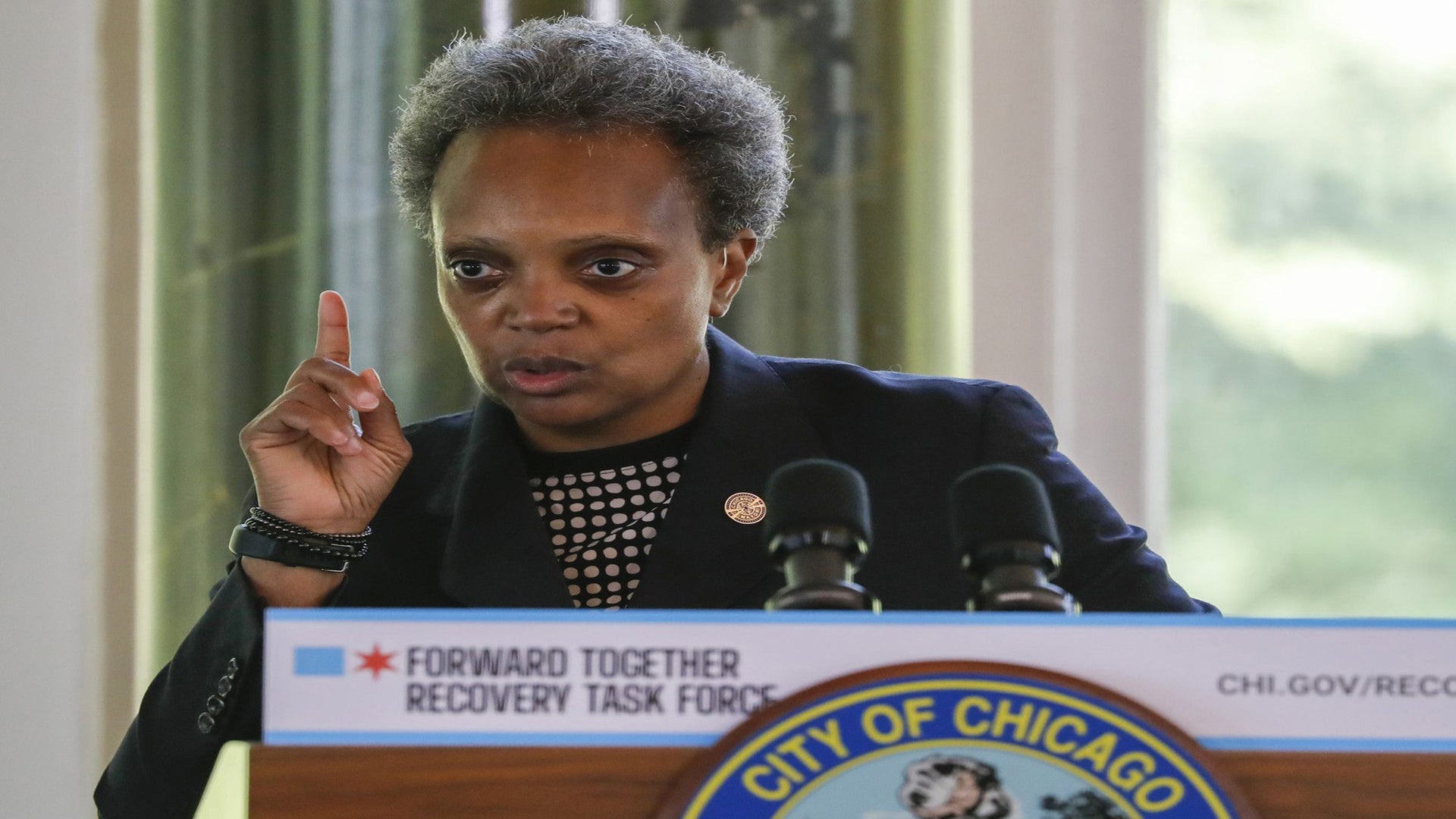 Chicago Mayor Lori Lightfoot Defends Blocking Protesters From Her Home ...