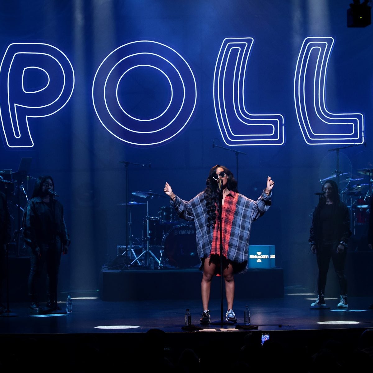 H.E.R. Headlines Apollo After Debuting There At 9 Years Old And Brings ...