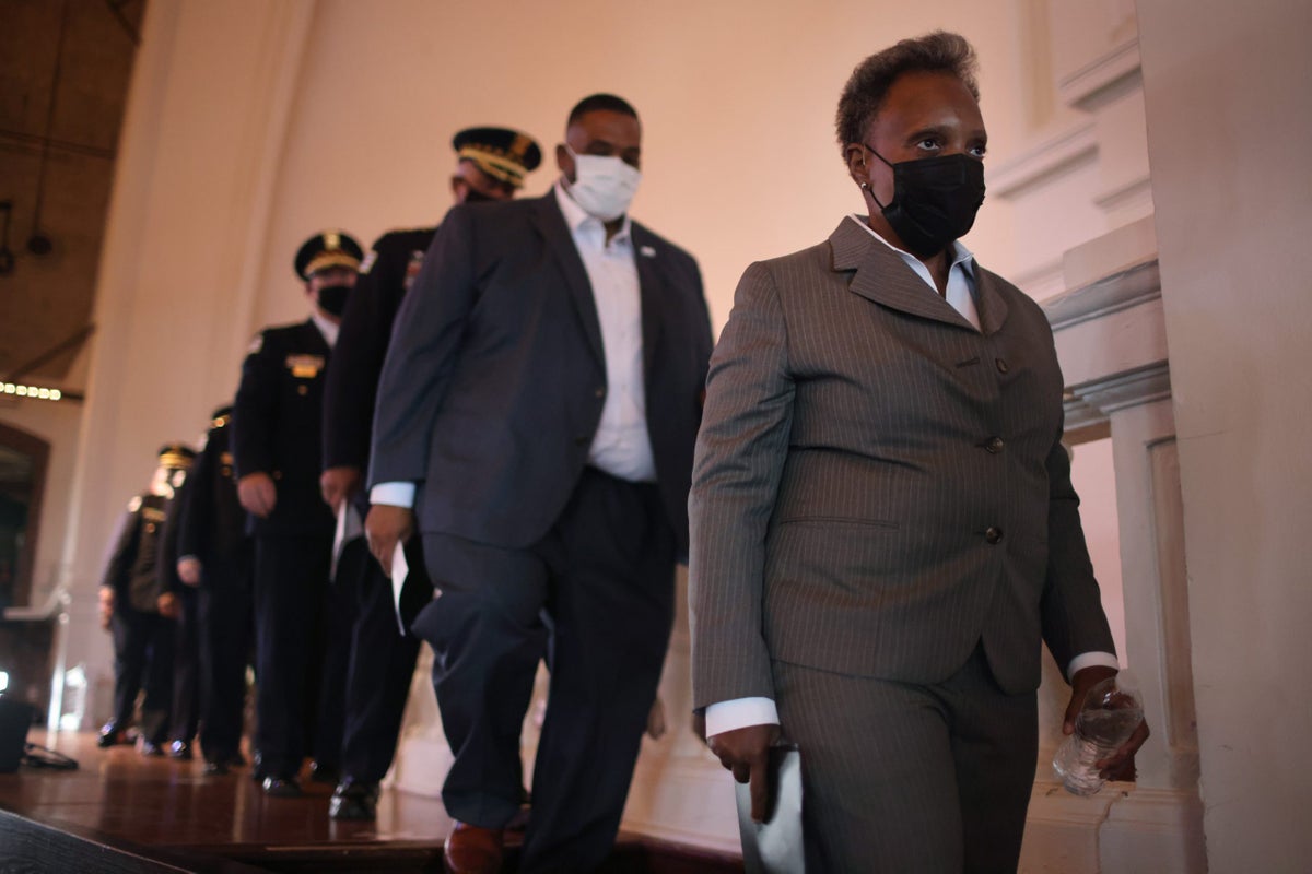 Chicago Mayor Lori Lightfoot Rolls With An Entourage Of 70-Plus Cops ...
