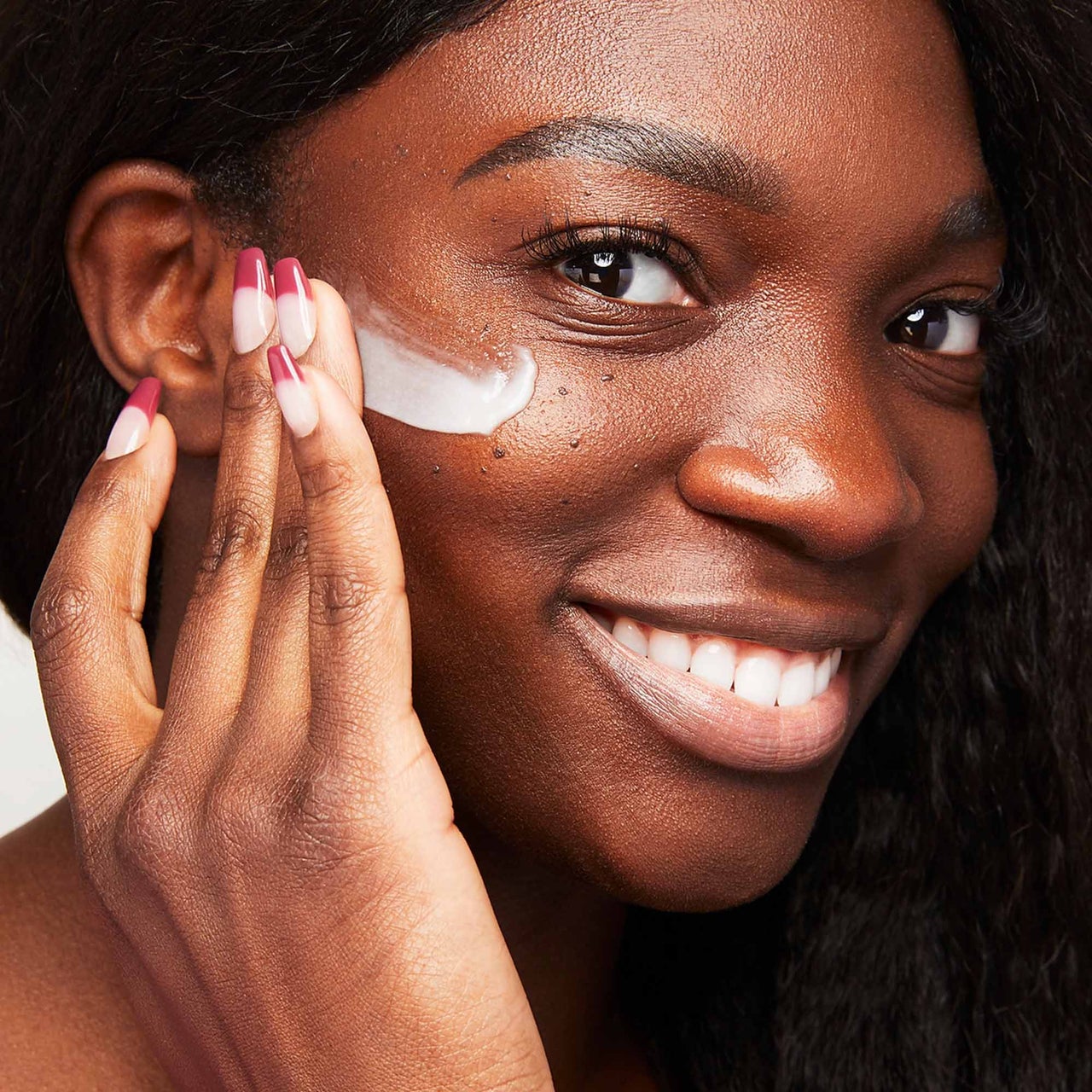 The Best Face Primers To Keep Your Makeup In Tact | Essence