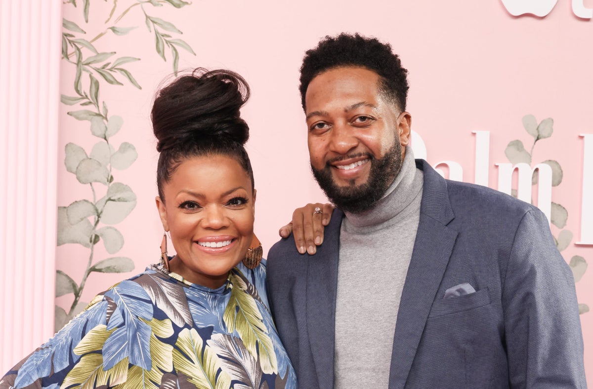 Yvette Nicole Brown And Fiancé Anthony Davis Serve #BlackLove In New ...