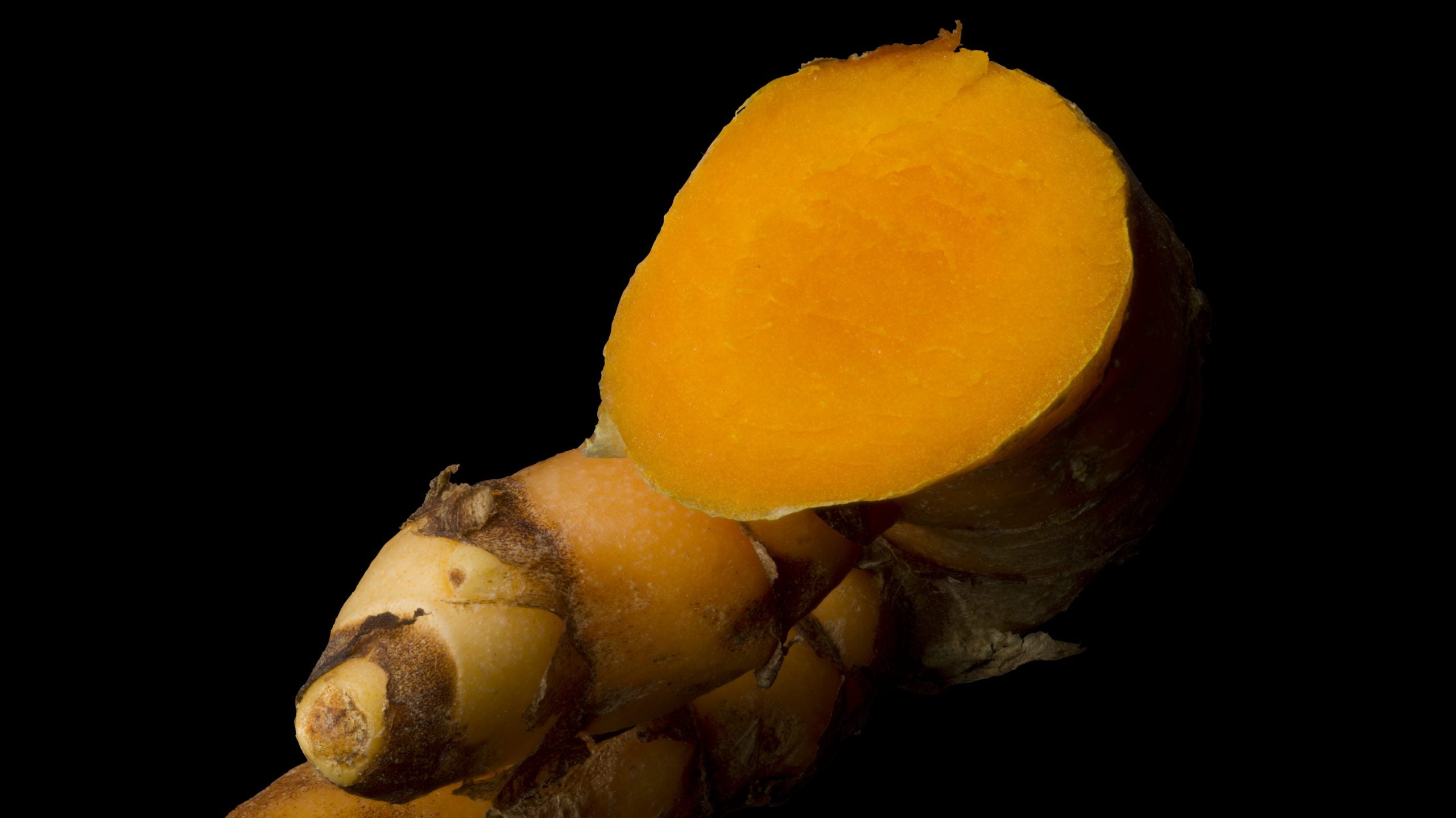 This Counter-Staining Spice Can Actually Be Used On Your Teeth | Essence