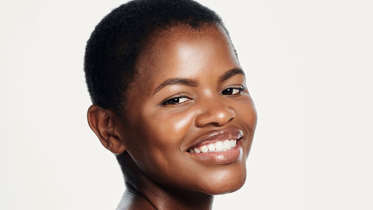 How To Use Red Light Therapy For Total Skin Rejuvenation - Essence ...